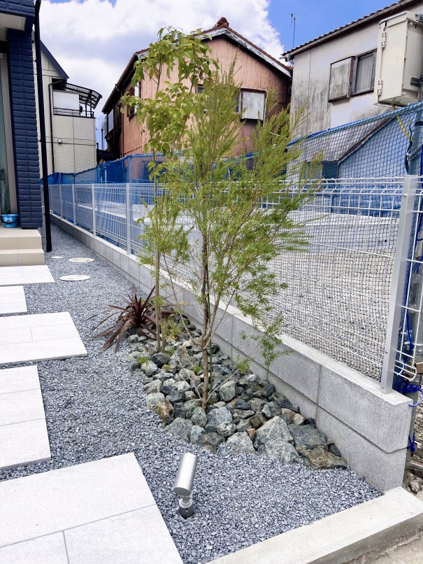 天然石の平板で仕上げたアプローチが美しい外構 明石市Y様邸｜加古川市の外構・高砂市の外構・エクステリア工事はチェリーブロッサムガーデン